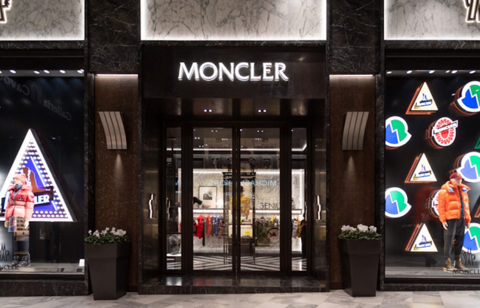 Moncler có doanh thu trong năm 2021 với 2 tỷ euro - Navigator Business ...