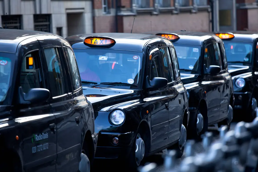 Uber bắt tay cùng dịch vụ taxi truyền thống Black Cab tại London ...